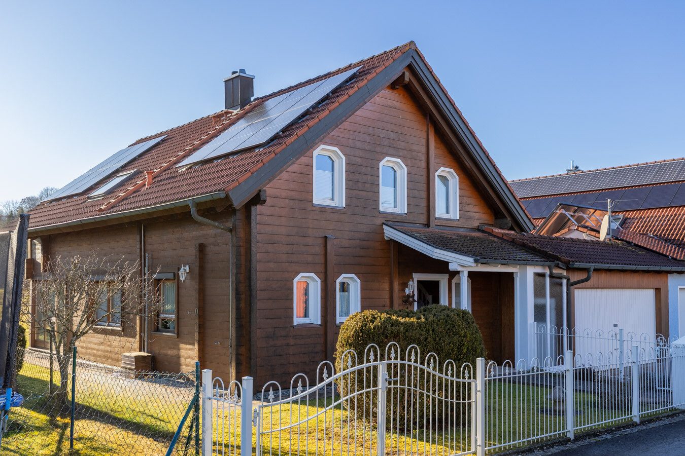 Baubiologisches Blockbohlen-Massivhaus mit neuer PV-Anlage in ...